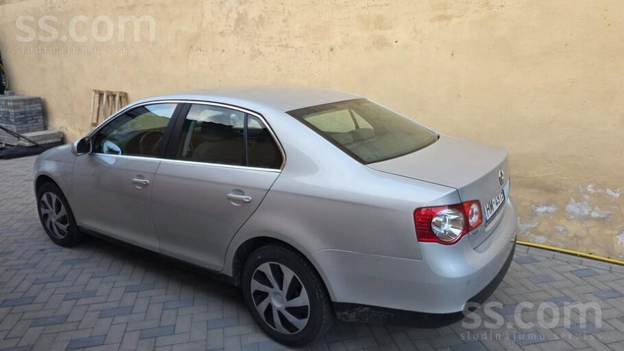 Grey Volkswagen Jetta 2011 in Riga, with an engine capacity of 1.40 L and mileage of 214 thousand km for 2800 €, photo 4 on AUTOMOTO.COM.LV