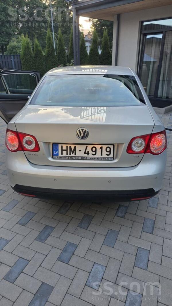 Pelēks Volkswagen Jetta 2011 Rīga, ar dzinēja tilpumu 1.40 L un nobraukumu 214 tūkst. km par 2800 €, foto 4 vietnē AUTOMOTO.COM.LV