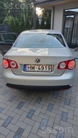 Grey Volkswagen Jetta 2011 in Riga, with an engine capacity of 1.40 L and mileage of 214 thousand km for 2800 €, photo 5 on AUTOMOTO.COM.LV