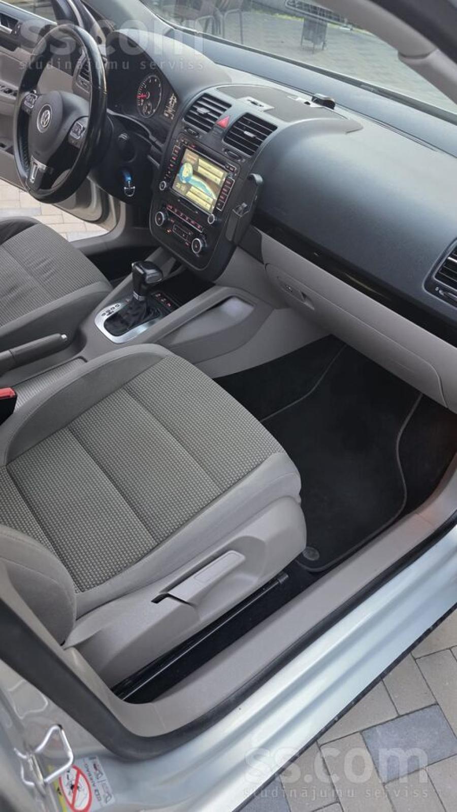 Grey Volkswagen Jetta 2011 in Riga, with an engine capacity of 1.40 L and mileage of 214 thousand km for 2800 €, photo 8 on AUTOMOTO.COM.LV