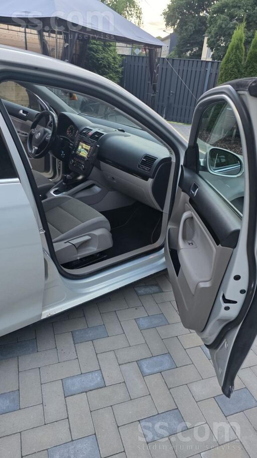 Grey Volkswagen Jetta 2011 in Riga, with an engine capacity of 1.40 L and mileage of 214 thousand km for 2800 €, photo 9 on AUTOMOTO.COM.LV