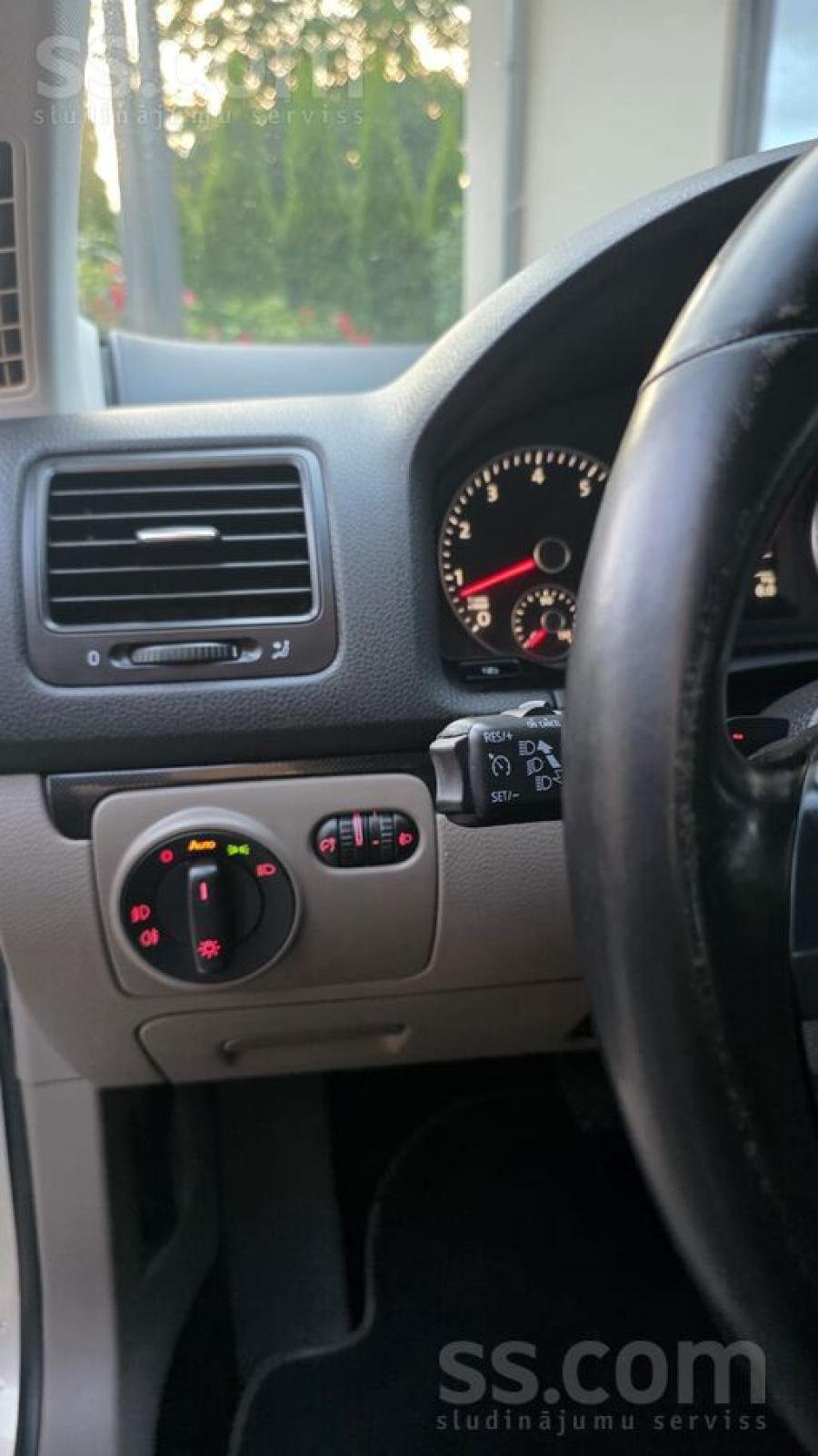 Grey Volkswagen Jetta 2011 in Riga, with an engine capacity of 1.40 L and mileage of 214 thousand km for 2800 €, photo 12 on AUTOMOTO.COM.LV