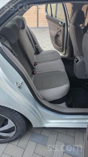 Grey Volkswagen Jetta 2011 in Riga, with an engine capacity of 1.40 L and mileage of 214 thousand km for 2800 €, photo 14 on AUTOMOTO.COM.LV