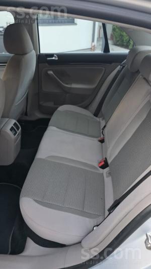 Grey Volkswagen Jetta 2011 in Riga, with an engine capacity of 1.40 L and mileage of 214 thousand km for 2800 €, photo 15 on AUTOMOTO.COM.LV