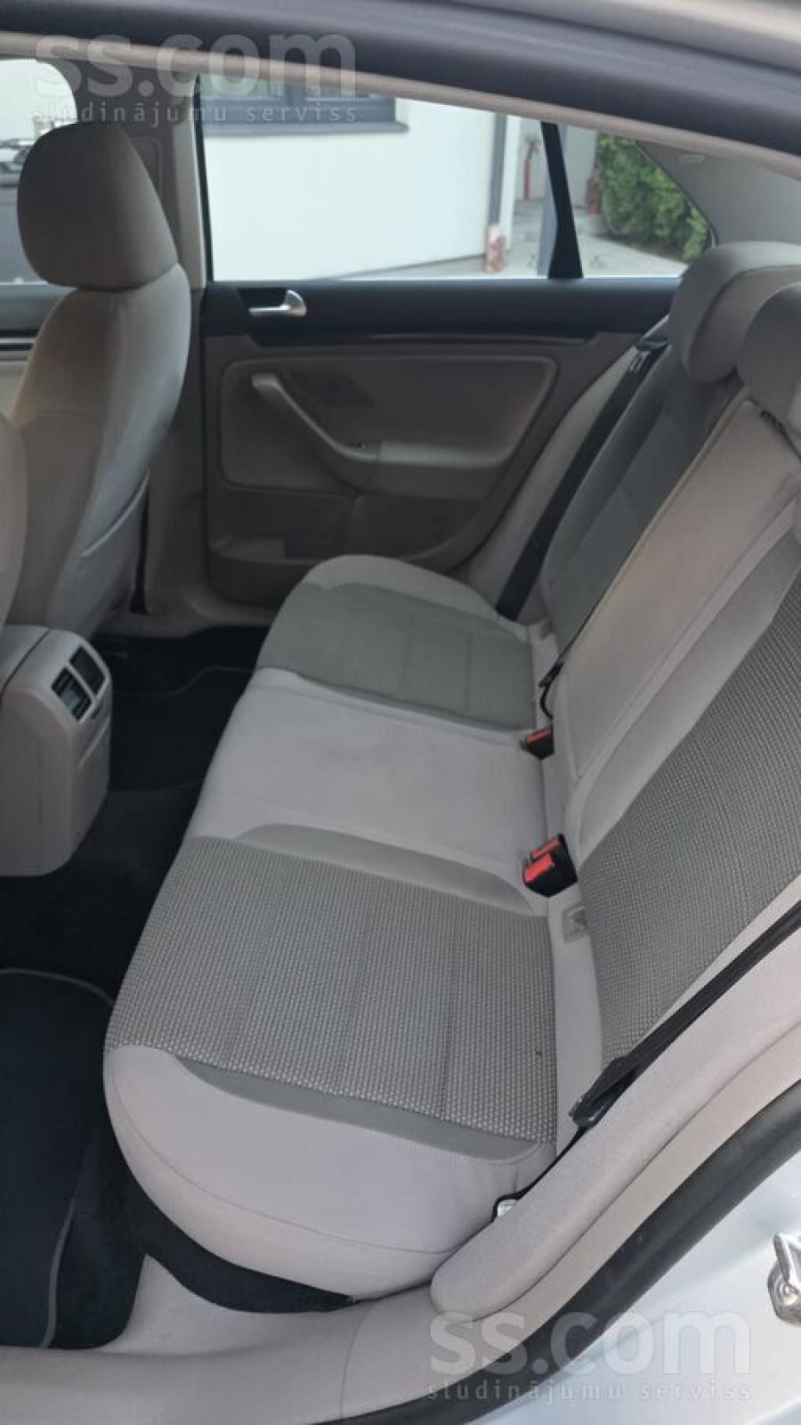 Grey Volkswagen Jetta 2011 in Riga, with an engine capacity of 1.40 L and mileage of 214 thousand km for 2800 €, photo 15 on AUTOMOTO.COM.LV