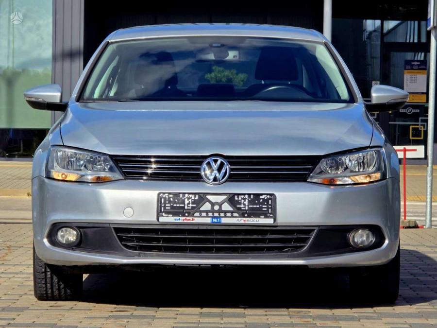 Grey Volkswagen Jetta 2011 in Siauliai, with an engine capacity of 1.60 L and mileage of 115 thousand km for 4450 €, photo 3 on AUTOMOTO.COM.LV