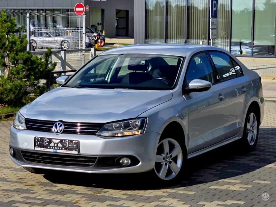 Grey Volkswagen Jetta 2011 in Siauliai, with an engine capacity of 1.60 L and mileage of 115 thousand km for 4450 €, photo 4 on AUTOMOTO.COM.LV