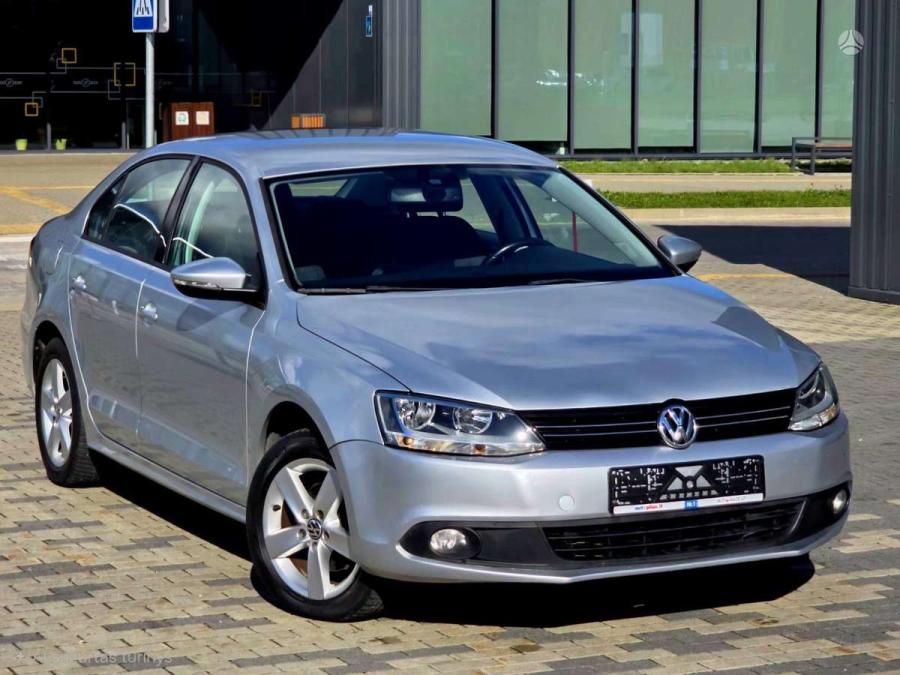 Grey Volkswagen Jetta 2011 in Siauliai, with an engine capacity of 1.60 L and mileage of 115 thousand km for 4450 €, photo 5 on AUTOMOTO.COM.LV