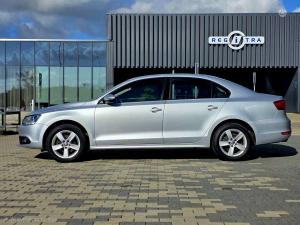 Grey Volkswagen Jetta 2011 in Siauliai, with an engine capacity of 1.60 L and mileage of 115 thousand km for 4450 €, photo 7 on AUTOMOTO.COM.LV