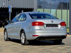 Grey Volkswagen Jetta 2011 in Siauliai, with an engine capacity of 1.60 L and mileage of 115 thousand km for 4450 €, photo 8 on AUTOMOTO.COM.LV