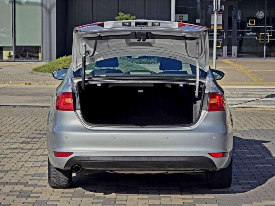 Grey Volkswagen Jetta 2011 in Siauliai, with an engine capacity of 1.60 L and mileage of 115 thousand km for 4450 €, photo 10 on AUTOMOTO.COM.LV