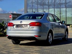 Grey Volkswagen Jetta 2011 in Siauliai, with an engine capacity of 1.60 L and mileage of 115 thousand km for 4450 €, photo 11 on AUTOMOTO.COM.LV
