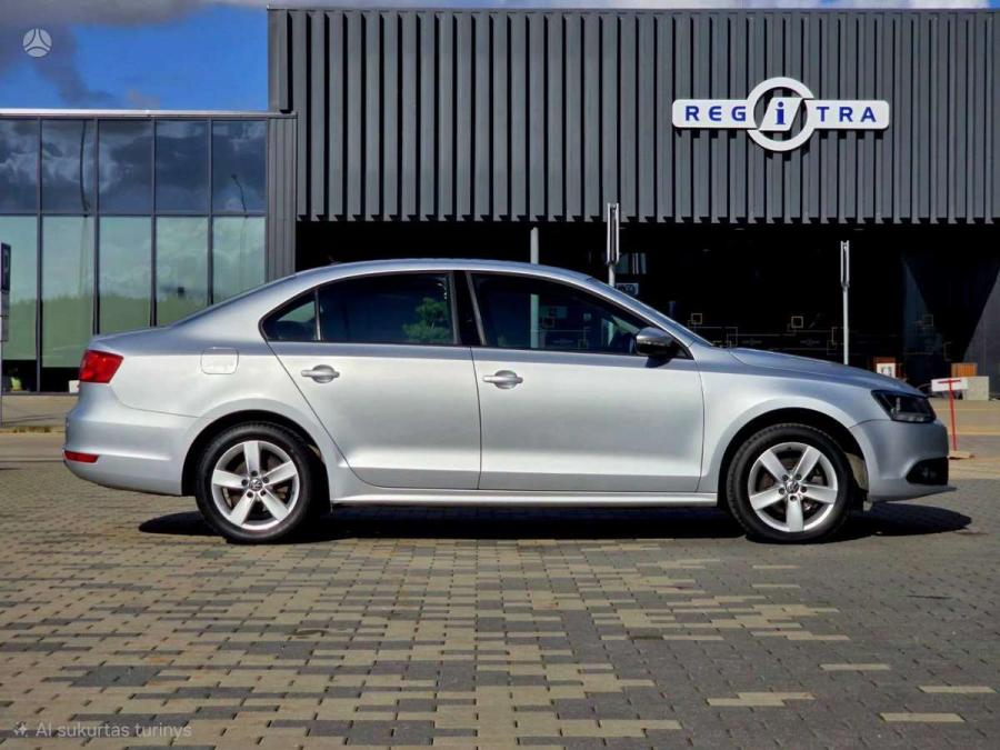 Grey Volkswagen Jetta 2011 in Siauliai, with an engine capacity of 1.60 L and mileage of 115 thousand km for 4450 €, photo 12 on AUTOMOTO.COM.LV