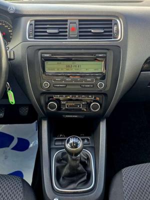Grey Volkswagen Jetta 2011 in Siauliai, with an engine capacity of 1.60 L and mileage of 115 thousand km for 4450 €, photo 20 on AUTOMOTO.COM.LV