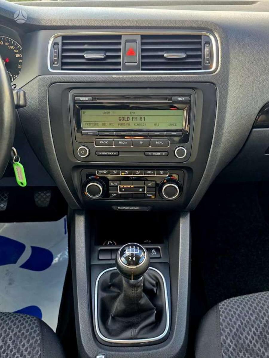 Grey Volkswagen Jetta 2011 in Siauliai, with an engine capacity of 1.60 L and mileage of 115 thousand km for 4450 €, photo 20 on AUTOMOTO.COM.LV
