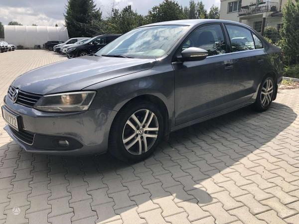 Pelēks Volkswagen Jetta 2011 Viļņa, ar dzinēja tilpumu 1.60 L un nobraukumu 248 tūkst. km par 5550 €, foto 4 vietnē AUTOMOTO.COM.LV