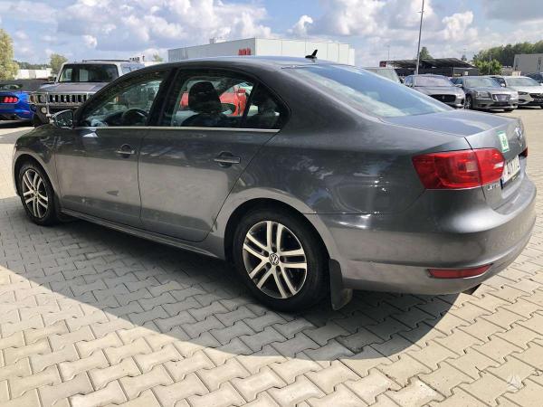 Pelēks Volkswagen Jetta 2011 Viļņa, ar dzinēja tilpumu 1.60 L un nobraukumu 248 tūkst. km par 5550 €, foto 5 vietnē AUTOMOTO.COM.LV