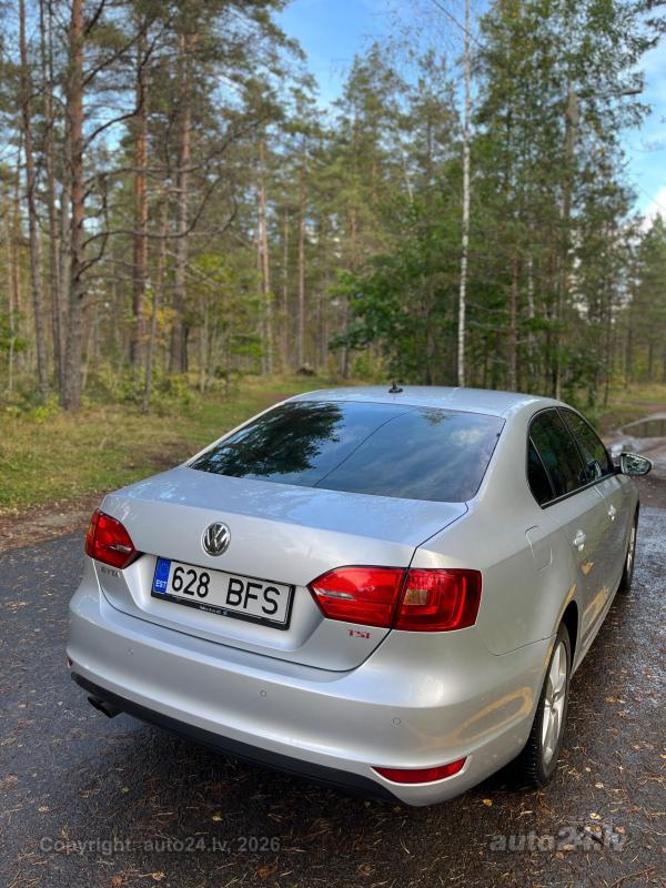 Pelēks Volkswagen Jetta 2011 Tallina, ar dzinēja tilpumu 1.40 L un nobraukumu 166 tūkst. km par 7990 €, foto 4 vietnē AUTOMOTO.COM.LV