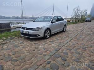Grey Volkswagen Jetta 2012 in Riga, with an engine capacity of 1.20 L and mileage of 215 thousand km for 3800 €, photo 1 on AUTOMOTO.COM.LV