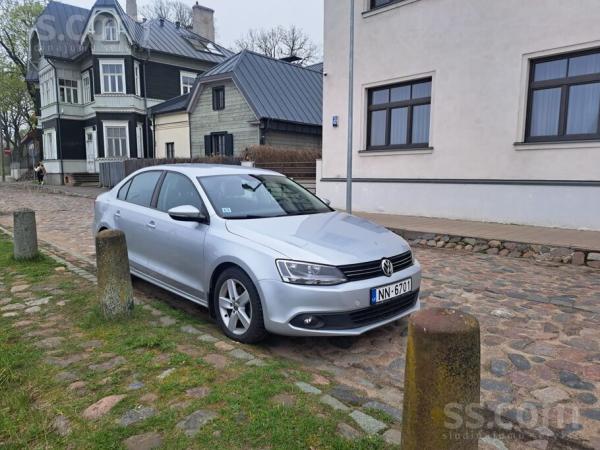 Grey Volkswagen Jetta 2012 in Riga, with an engine capacity of 1.20 L and mileage of 215 thousand km for 3800 €, photo 2 on AUTOMOTO.COM.LV