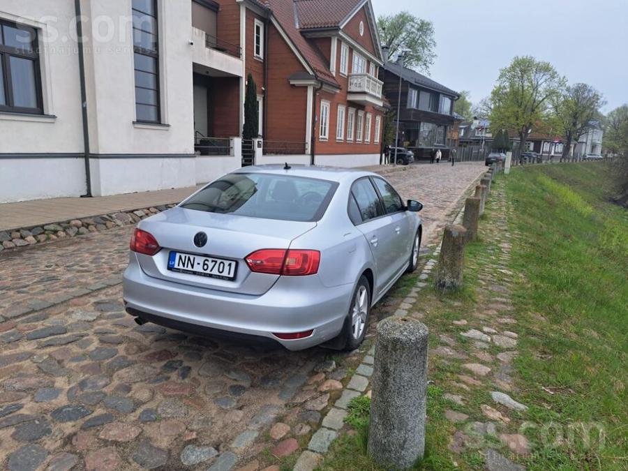 Grey Volkswagen Jetta 2012 in Riga, with an engine capacity of 1.20 L and mileage of 215 thousand km for 3800 €, photo 3 on AUTOMOTO.COM.LV