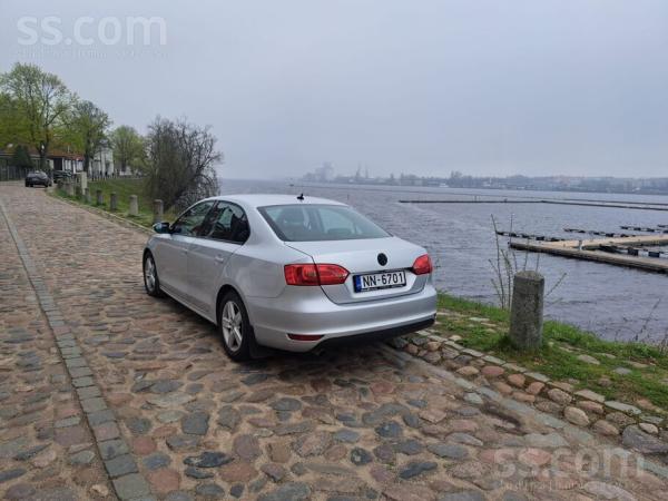 Grey Volkswagen Jetta 2012 in Riga, with an engine capacity of 1.20 L and mileage of 215 thousand km for 3800 €, photo 4 on AUTOMOTO.COM.LV