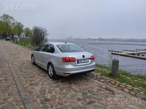 Grey Volkswagen Jetta 2012 in Riga, with an engine capacity of 1.20 L and mileage of 215 thousand km for 3800 €, photo 4 on AUTOMOTO.COM.LV