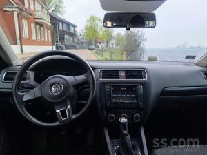 Grey Volkswagen Jetta 2012 in Riga, with an engine capacity of 1.20 L and mileage of 215 thousand km for 3800 €, photo 5 on AUTOMOTO.COM.LV