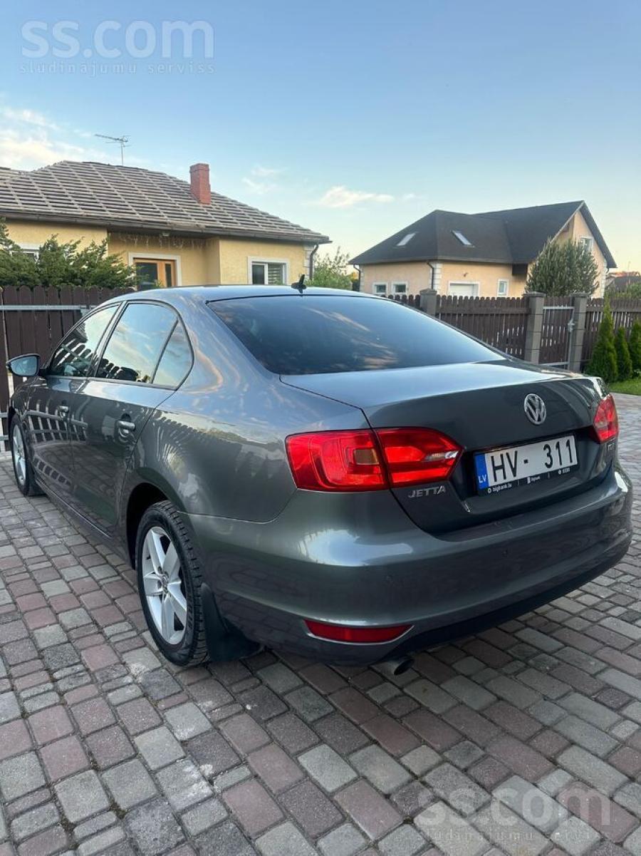 Pelēks Volkswagen Jetta 2012 Jelgava, ar dzinēja tilpumu 1.60 L un nobraukumu 285 tūkst. km par 6200 €, foto 4 vietnē AUTOMOTO.COM.LV