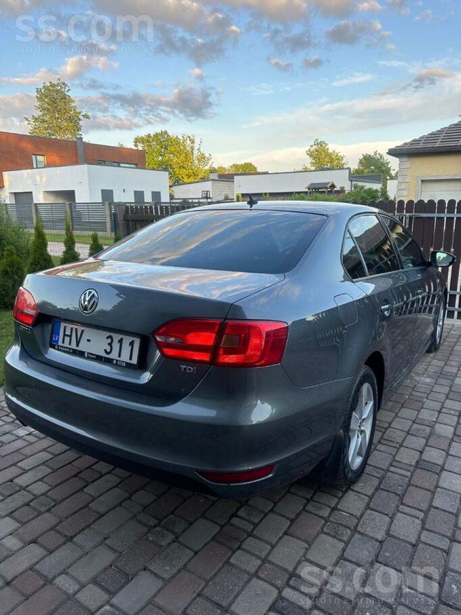 Pelēks Volkswagen Jetta 2012 Jelgava, ar dzinēja tilpumu 1.60 L un nobraukumu 285 tūkst. km par 6200 €, foto 6 vietnē AUTOMOTO.COM.LV