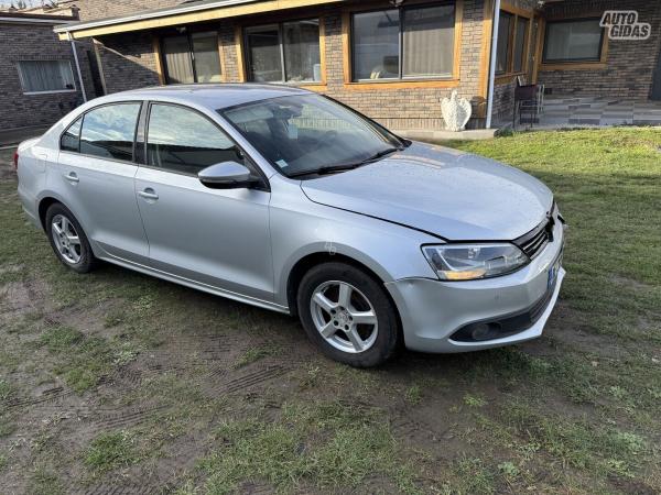 Pelēks Volkswagen Jetta 2012 Kauņa, ar dzinēja tilpumu 1.60 L un nobraukumu 153 tūkst. km par 2950 €, foto 3 vietnē AUTOMOTO.COM.LV
