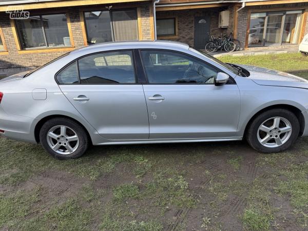 Pelēks Volkswagen Jetta 2012 Kauņa, ar dzinēja tilpumu 1.60 L un nobraukumu 153 tūkst. km par 2950 €, foto 4 vietnē AUTOMOTO.COM.LV