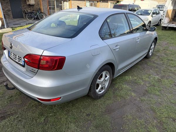 Pelēks Volkswagen Jetta 2012 Kauņa, ar dzinēja tilpumu 1.60 L un nobraukumu 153 tūkst. km par 2950 €, foto 5 vietnē AUTOMOTO.COM.LV
