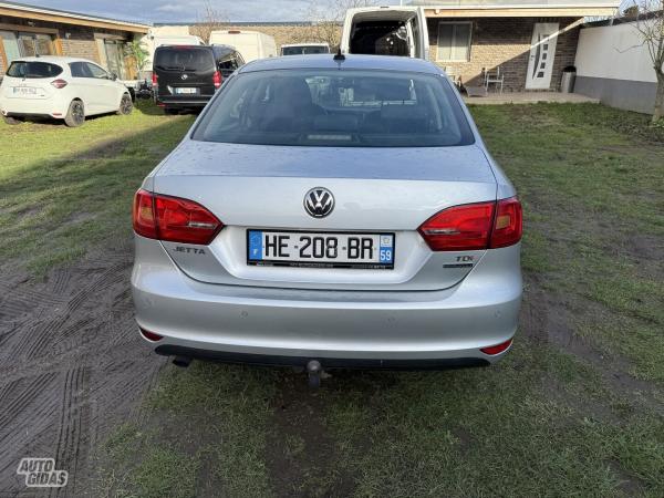 Pelēks Volkswagen Jetta 2012 Kauņa, ar dzinēja tilpumu 1.60 L un nobraukumu 153 tūkst. km par 2950 €, foto 6 vietnē AUTOMOTO.COM.LV