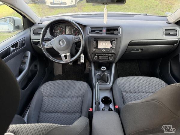 Pelēks Volkswagen Jetta 2012 Kauņa, ar dzinēja tilpumu 1.60 L un nobraukumu 153 tūkst. km par 2950 €, foto 10 vietnē AUTOMOTO.COM.LV