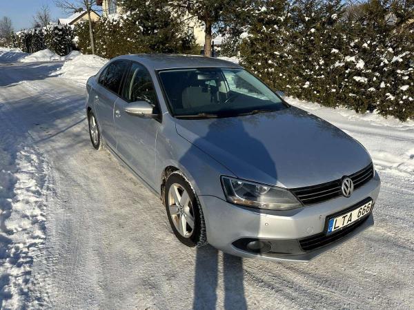 Pelēks Volkswagen Jetta 2012 Viļņa, ar dzinēja tilpumu 1.60 L un nobraukumu 238 tūkst. km par 4000 €, foto 2 vietnē AUTOMOTO.COM.LV