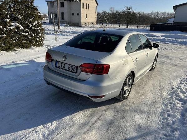 Pelēks Volkswagen Jetta 2012 Viļņa, ar dzinēja tilpumu 1.60 L un nobraukumu 238 tūkst. km par 4000 €, foto 3 vietnē AUTOMOTO.COM.LV