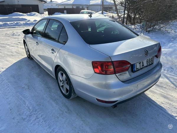 Pelēks Volkswagen Jetta 2012 Viļņa, ar dzinēja tilpumu 1.60 L un nobraukumu 238 tūkst. km par 4000 €, foto 4 vietnē AUTOMOTO.COM.LV