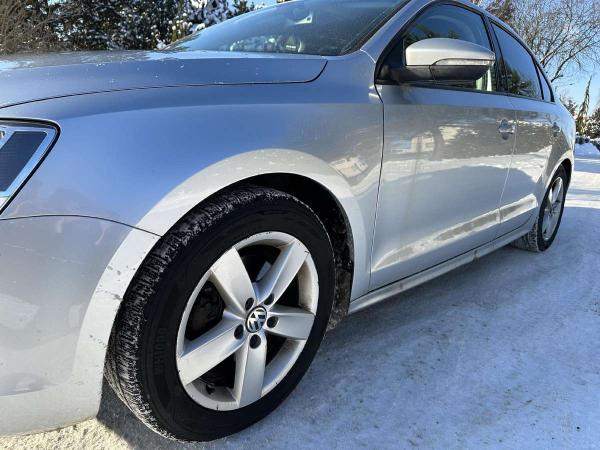 Pelēks Volkswagen Jetta 2012 Viļņa, ar dzinēja tilpumu 1.60 L un nobraukumu 238 tūkst. km par 4000 €, foto 5 vietnē AUTOMOTO.COM.LV