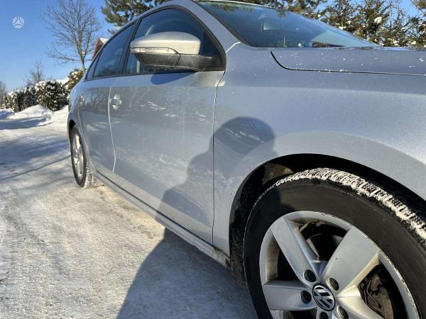 Pelēks Volkswagen Jetta 2012 Viļņa, ar dzinēja tilpumu 1.60 L un nobraukumu 238 tūkst. km par 4000 €, foto 6 vietnē AUTOMOTO.COM.LV