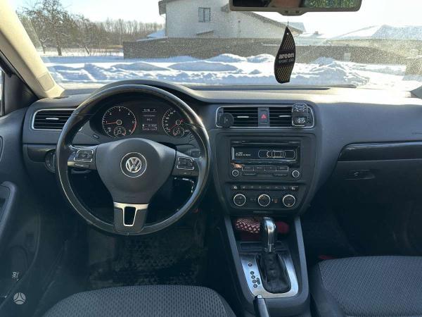 Pelēks Volkswagen Jetta 2012 Viļņa, ar dzinēja tilpumu 1.60 L un nobraukumu 238 tūkst. km par 4000 €, foto 7 vietnē AUTOMOTO.COM.LV