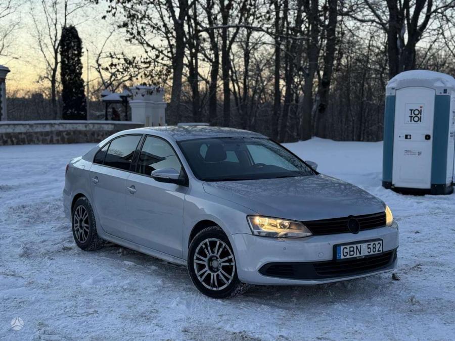 Grey Volkswagen Jetta 2012 in Alytus, with an engine capacity of 1.60 L and mileage of 270 thousand km for 3700 €, photo 1 on AUTOMOTO.COM.LV