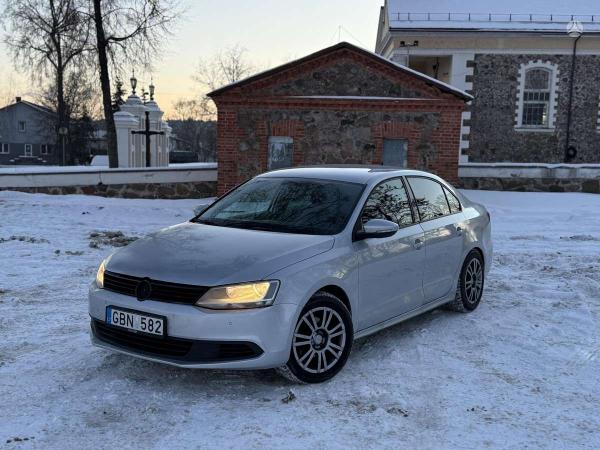 Pelēks Volkswagen Jetta 2012 Alīta, ar dzinēja tilpumu 1.60 L un nobraukumu 270 tūkst. km par 3700 €, foto 2 vietnē AUTOMOTO.COM.LV