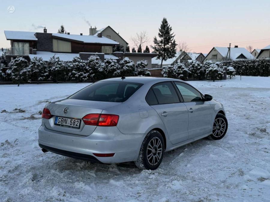 Grey Volkswagen Jetta 2012 in Alytus, with an engine capacity of 1.60 L and mileage of 270 thousand km for 3700 €, photo 3 on AUTOMOTO.COM.LV