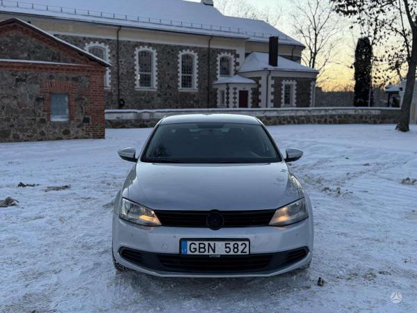Pelēks Volkswagen Jetta 2012 Alīta, ar dzinēja tilpumu 1.60 L un nobraukumu 270 tūkst. km par 3700 €, foto 4 vietnē AUTOMOTO.COM.LV