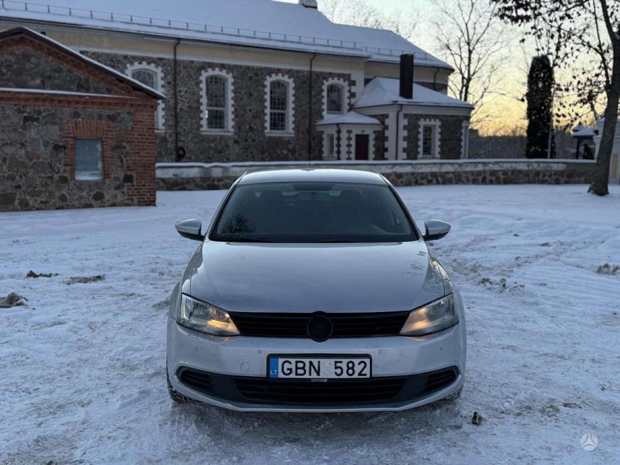 Grey Volkswagen Jetta 2012 in Alytus, with an engine capacity of 1.60 L and mileage of 270 thousand km for 3700 €, photo 4 on AUTOMOTO.COM.LV
