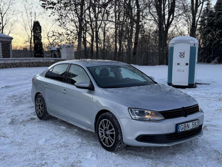 Grey Volkswagen Jetta 2012 in Alytus, with an engine capacity of 1.60 L and mileage of 270 thousand km for 3700 €, photo 5 on AUTOMOTO.COM.LV