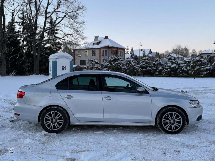 Grey Volkswagen Jetta 2012 in Alytus, with an engine capacity of 1.60 L and mileage of 270 thousand km for 3700 €, photo 6 on AUTOMOTO.COM.LV