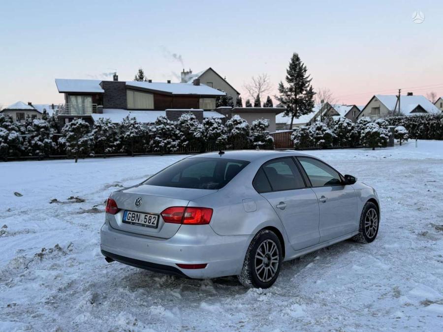 Grey Volkswagen Jetta 2012 in Alytus, with an engine capacity of 1.60 L and mileage of 270 thousand km for 3700 €, photo 7 on AUTOMOTO.COM.LV