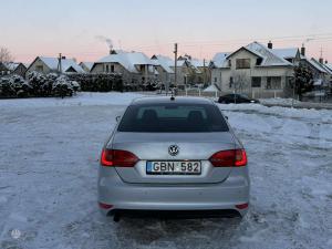 Grey Volkswagen Jetta 2012 in Alytus, with an engine capacity of 1.60 L and mileage of 270 thousand km for 3700 €, photo 8 on AUTOMOTO.COM.LV
